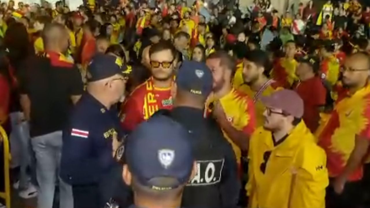 Desorden por aforo completo: hinchas furiosos quedan fuera de la final en el estadio Carlos ...