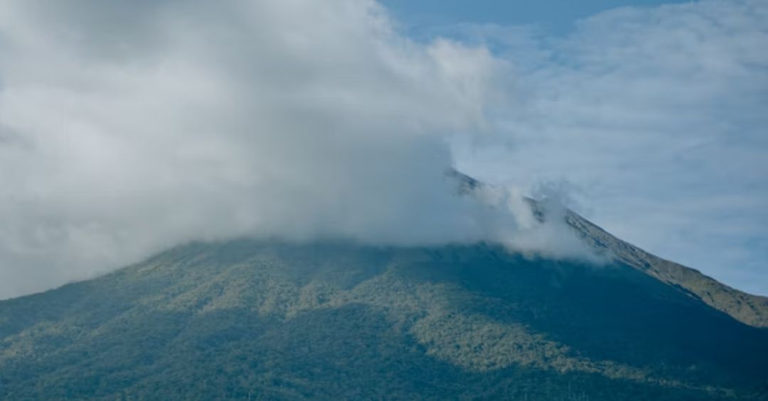 Volcán Poás registra erupción tras colapso de pared interna del cráter ...
